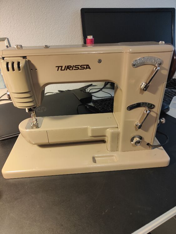 Solide TURISSA Nähmaschine mit Zubehör (Gebraucht) in Degersheim für ...