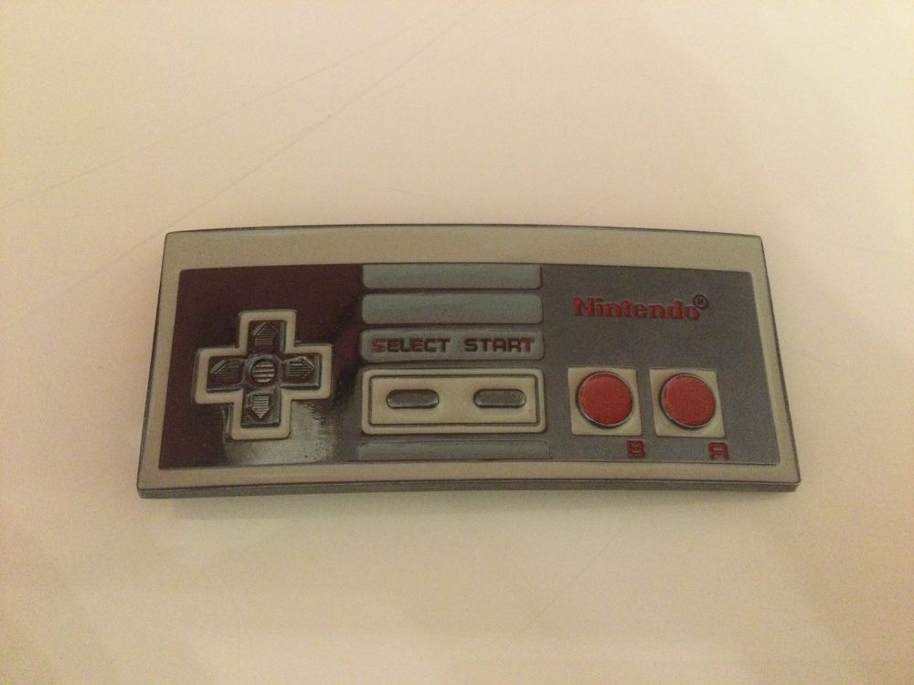 Gürtelschnalle, Nintendo NES Pad, Metall (Gebraucht) in Wallisellen für ...