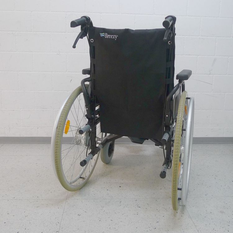 Rollstuhl Breezy, SB 44 cm, nur CHF 199 (Gebraucht) in Lengnau für CHF 199 – mit Lieferung auf ...