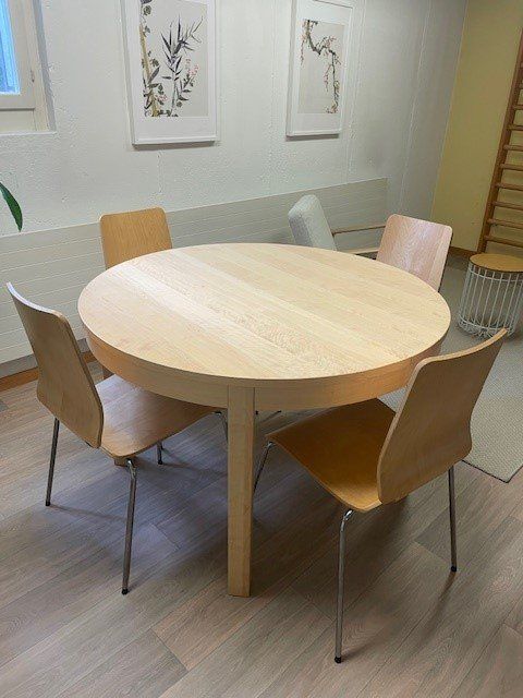 Runder Tisch inkusive 4 Stühle (Gebraucht) in Obfelden für CHF 16 – nur Abholung auf Ricardo kaufen