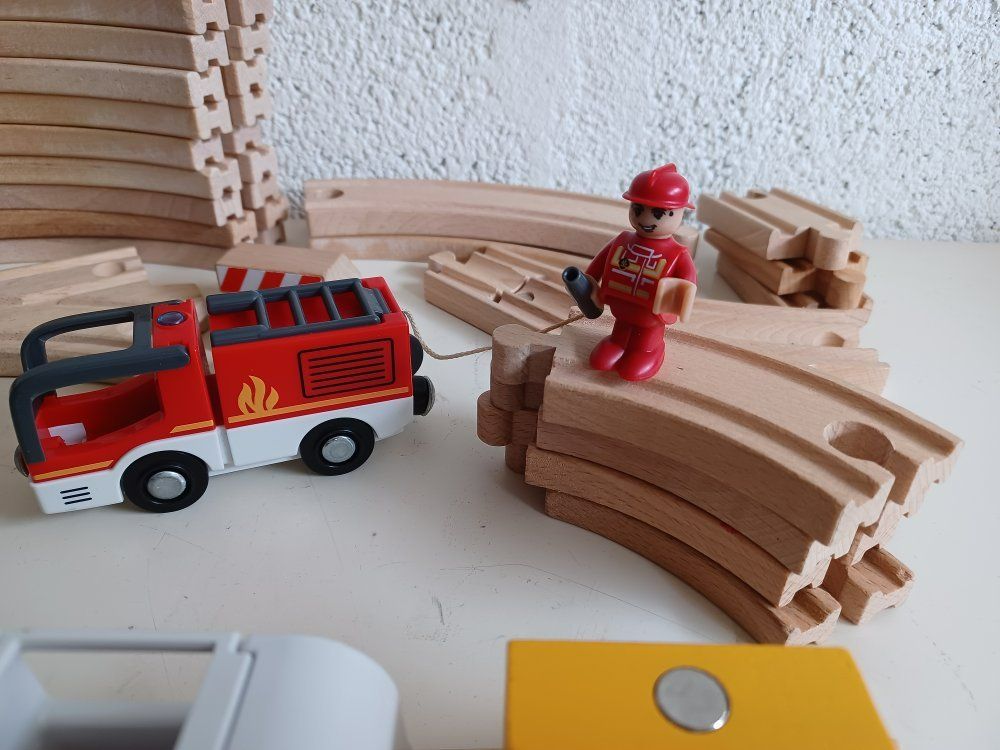 BRIO Holzeisenbahn Holz Züge mit figuren -B22 (Gebraucht) in für CHF 29 ...