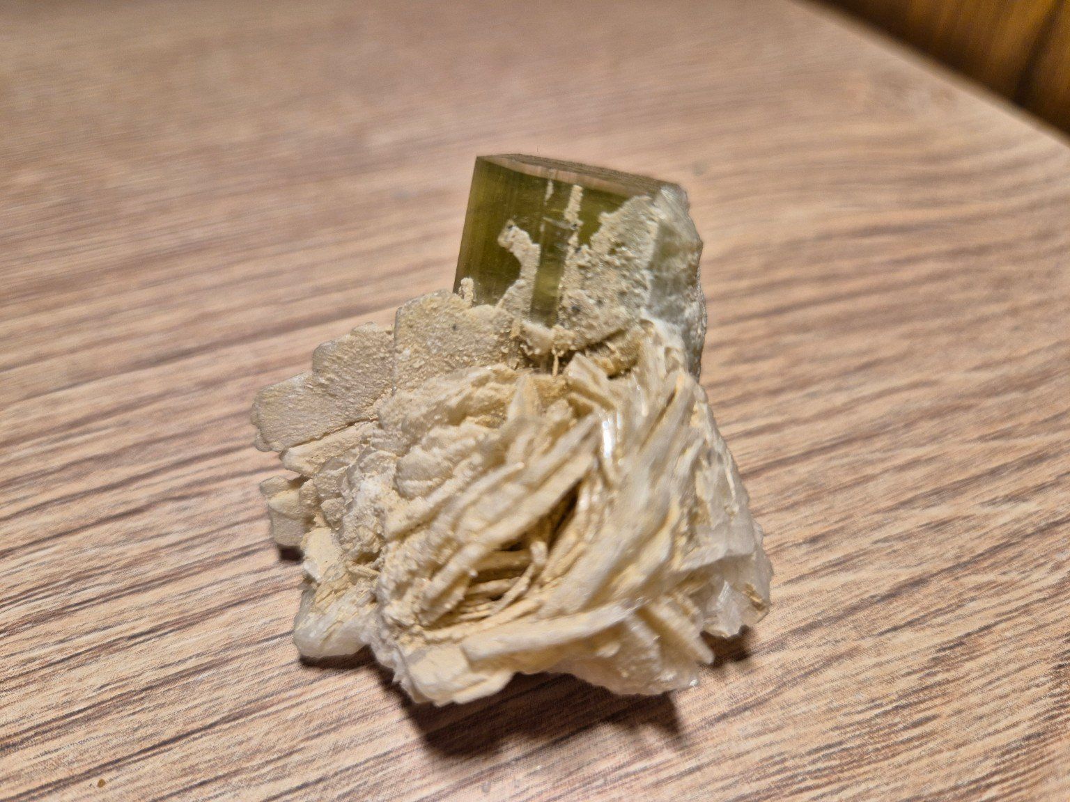 Cristal de tourmaline verte sur gangue – spécimen minéral (Gebraucht ...