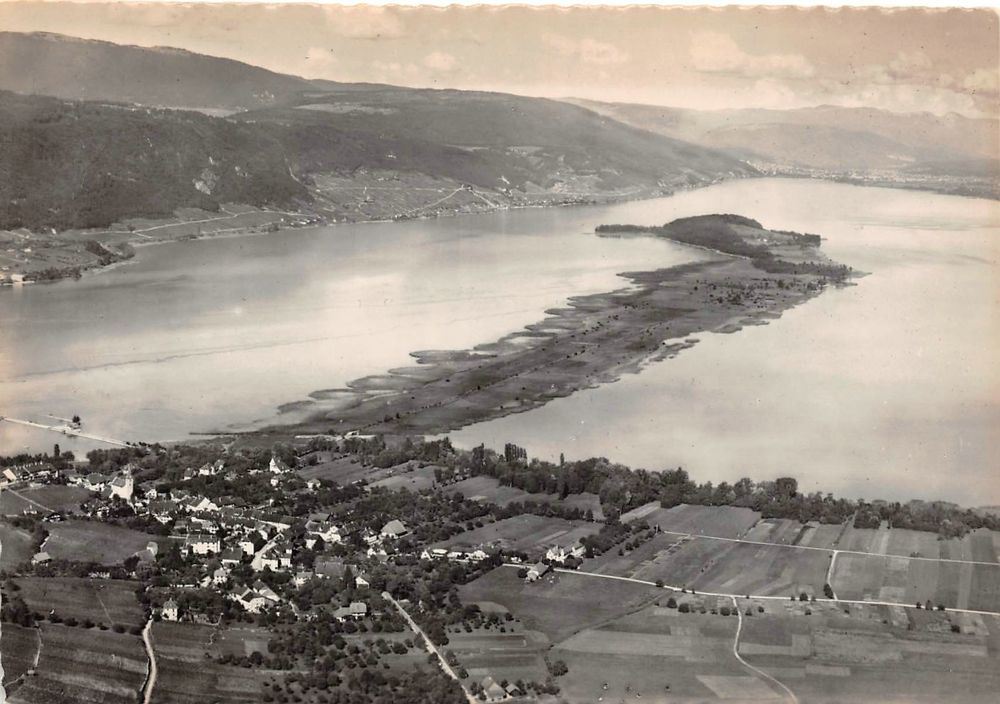 Erlach mit Bielersee, Flugaufnahme (Gebraucht) in Ottikon b.Kemptth. für CHF 2 – mit Lieferung ...