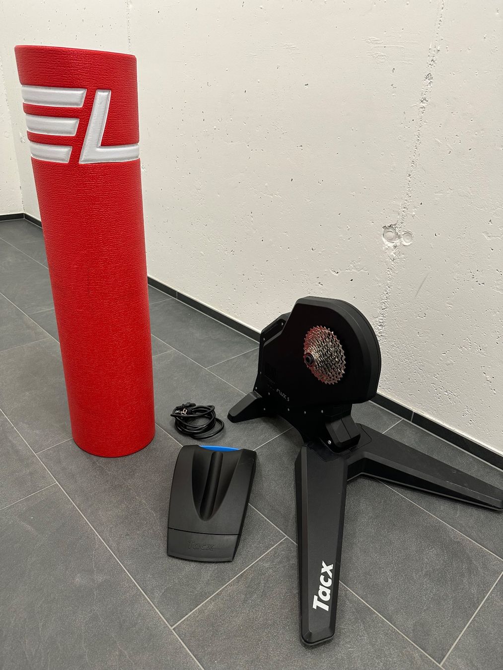 Tacx Flux S Smart Trainer + cassette + training mat (Gebraucht) in ...