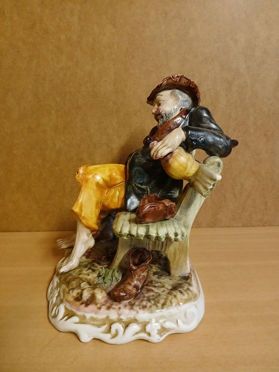Keramikfigur Mann mit Hut auf Bank mit Weinflasche (Gebraucht) in ...