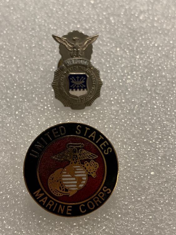 2 Pin MARINE CORPS + AIR POLICE USA (Gebraucht) in Basel für CHF 5 – mit Lieferung auf Ricardo ...