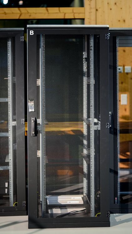 Serverschrank 19"-Rack 42U (Gebraucht) in Appenzell für CHF 20 – nur ...