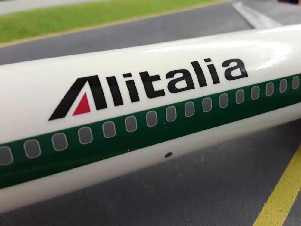 Modellflugzeug _ Alitalia _ DC9 super 80 _ 1:100 _ Rarität | Kaufen auf ...