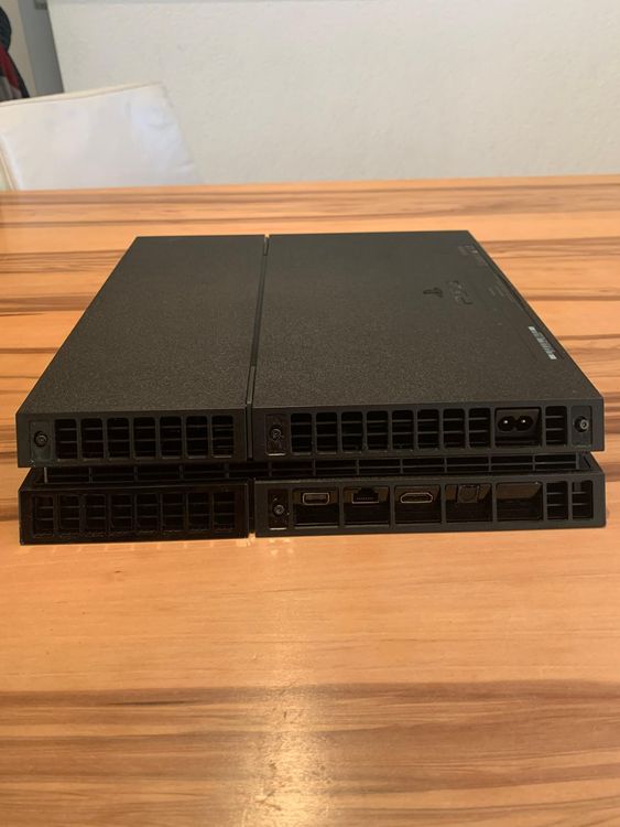 PS4 + 3 Controller + Stromkabel | Kaufen auf Ricardo