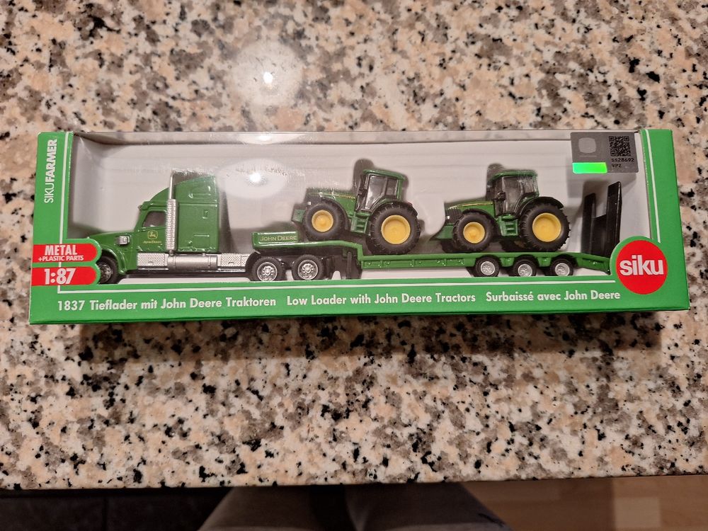 Siku Tieflader mit John Deere Traktoren (Neu und originalverpackt) in Wanzwil für CHF 11 – mit ...