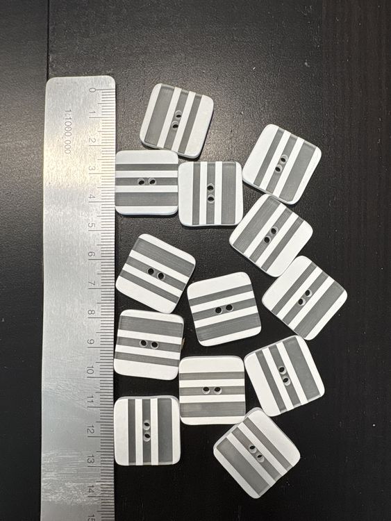 Knöpfe transparent, weiss gestreift (Neu (gemäss Beschreibung)) in Anglikon für CHF 1 – mit ...