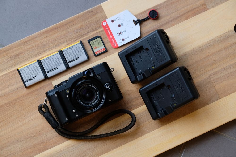 Fujifilm X10 with official hood (+ filter), batteries, etc. | Kaufen ...