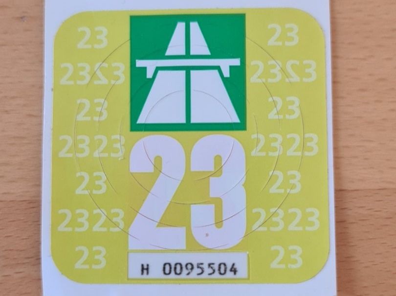Autobahnvignette 2023 (Neu und originalverpackt) in Halten für CHF 37.5 – mit Lieferung auf ...