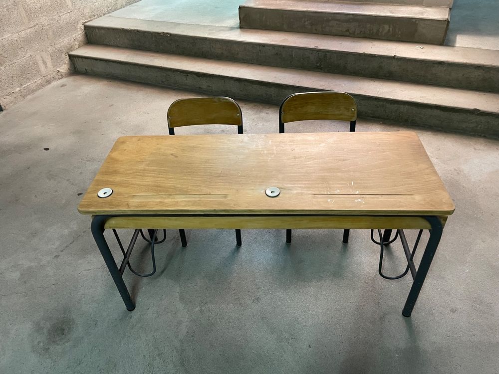Table d’école ancienne (40-50’s ?) avec petites chaises | Kaufen auf ...