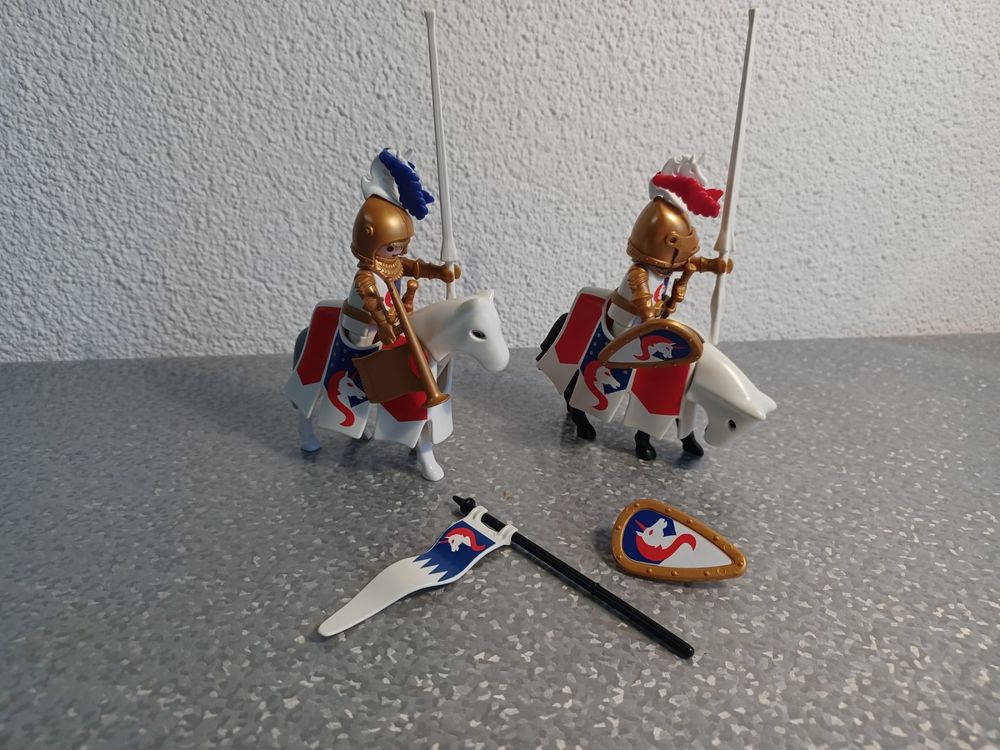 2 Playmobil Ritter auf Pferd. Gold/weiss Pferde Motiv (Gebraucht) in Hagendorn für CHF 24 – mit ...