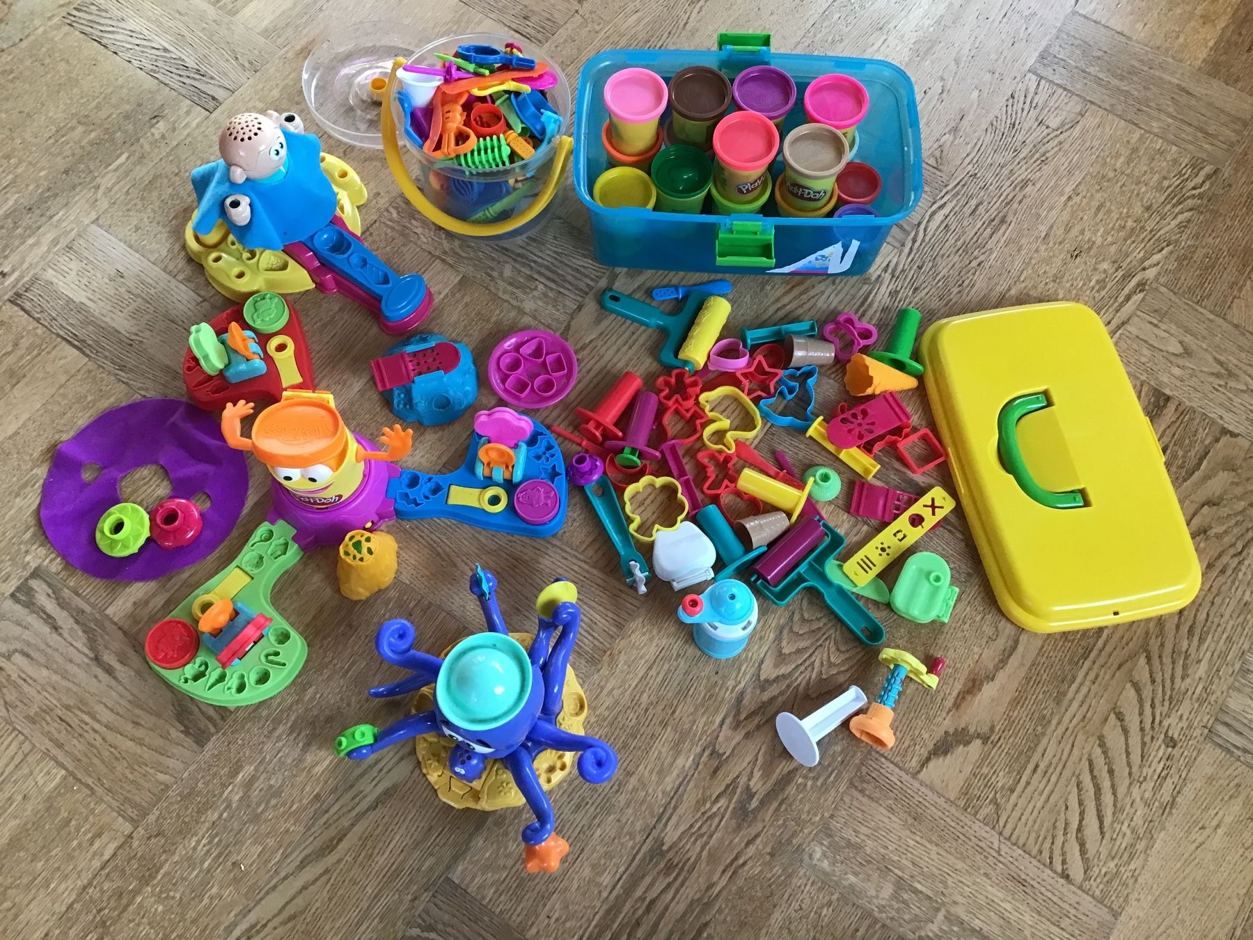 Play-Doh Knete Set, viel Zubehör, Verkauf gemäss Foto (Gebraucht) in ...