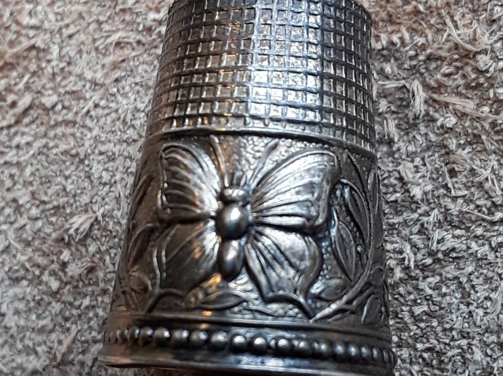 Antiker Silber Fingerhut mit Schmetterling/Floralem Design | Kaufen auf ...