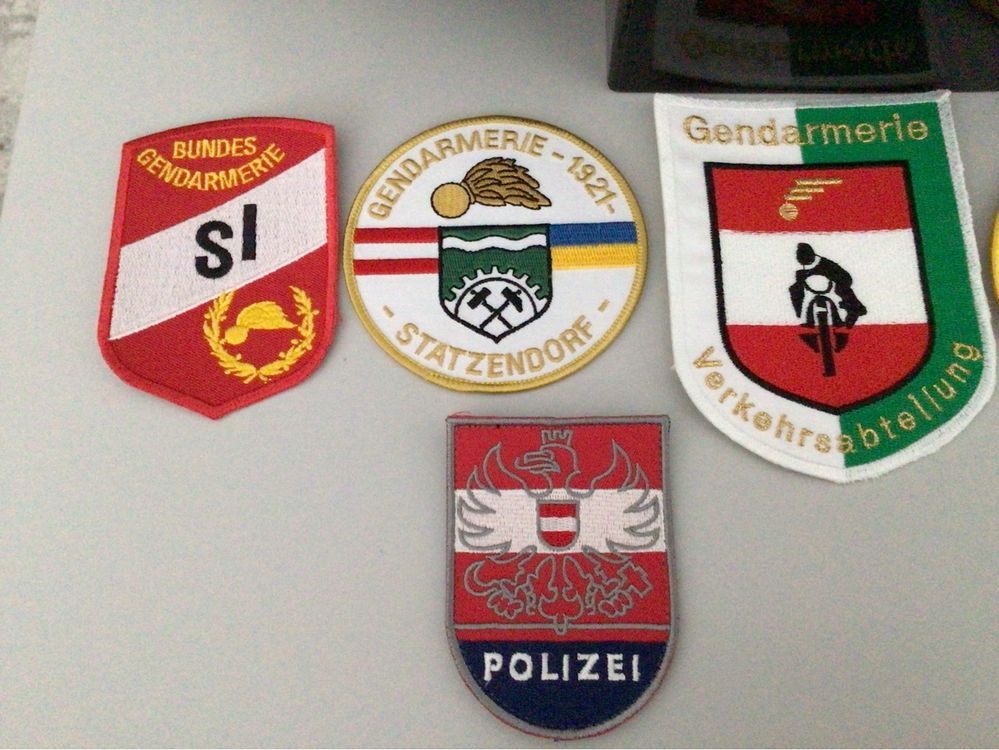 2 schirmmützen und 6 abzeichen gendarmerie österreich (213) (Gebraucht) in Solothurn für CHF 30 ...