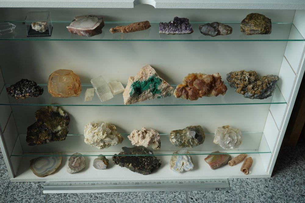 Vitrine voller Mineralien - Calcit -Malachit Lot100 (Neu und originalverpackt) in Eschenbach SG ...