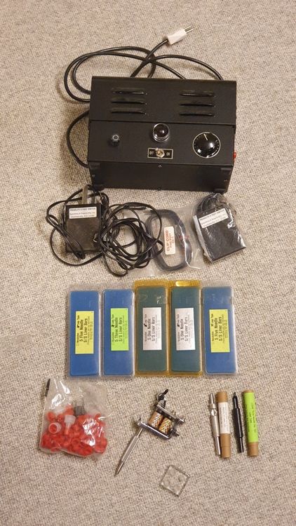 Tattoo Maschine mit Stromversorgung von Huck Spaulding | Kaufen auf Ricardo