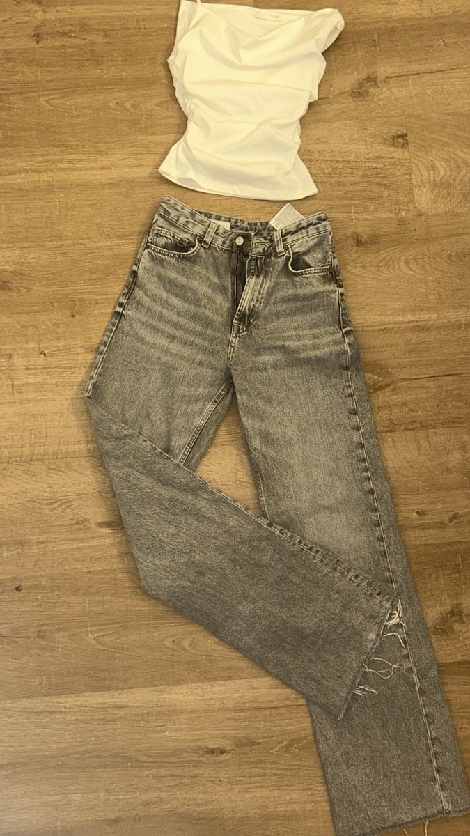 Graue Zara Jeans mit hohem Bund, Grösse 36 + Zara Top (Gebraucht) in Egg b. Zürich für CHF 40 ...