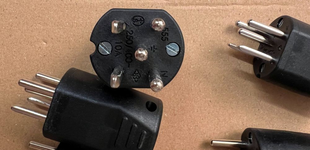 Stecker T15 400V 10A (Neu (gemäss Beschreibung)) in Lodrino für CHF 7.9 ...