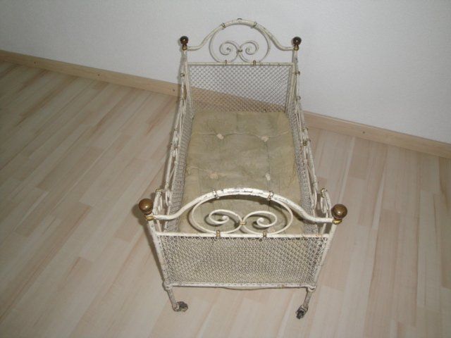 Ancien lit de poupée en fer des années 1930, avec matelas (Gebraucht) in Saxon für CHF 290 – nur ...
