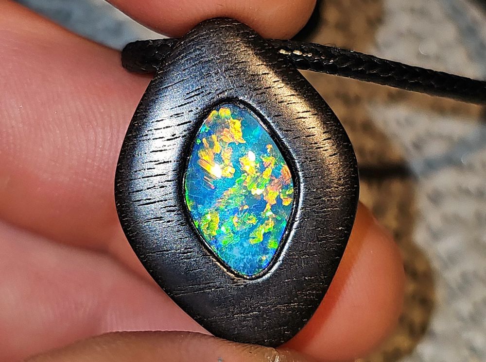 Top Australischer Flashfire Opal im Ebenholz | Kaufen auf Ricardo