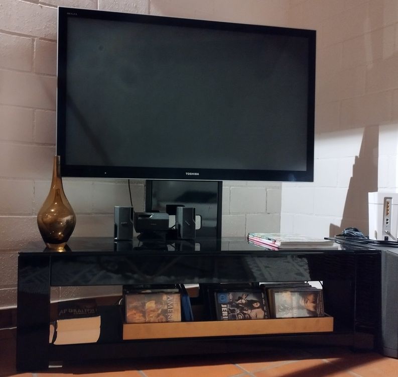 Toshiba Fernseher ( 1 Meter 20 Diagonale) mit Gestell,Metal (Gebraucht ...