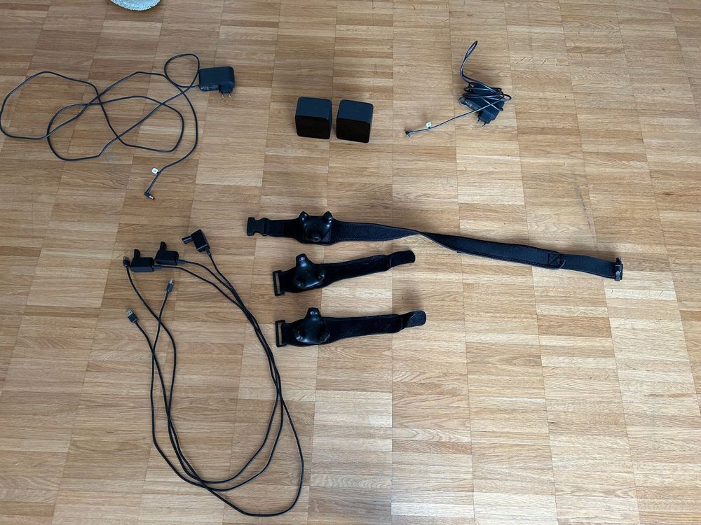 HTC VIVE TRACKER 3.0 mit GURT 3X. BASE STATION 2X. (Gebraucht) in ...
