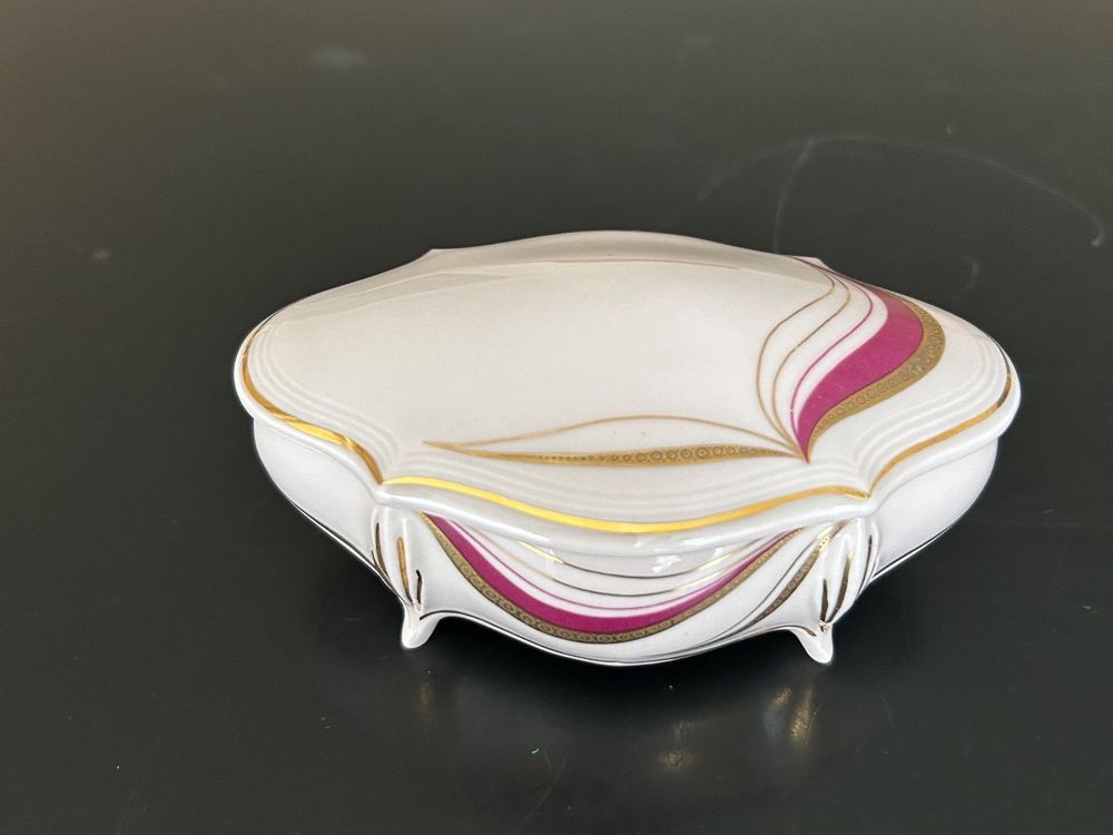 Kleine Schatulle aus Porzellan mit Deckel und vier Beinen | Kaufen auf Ricardo