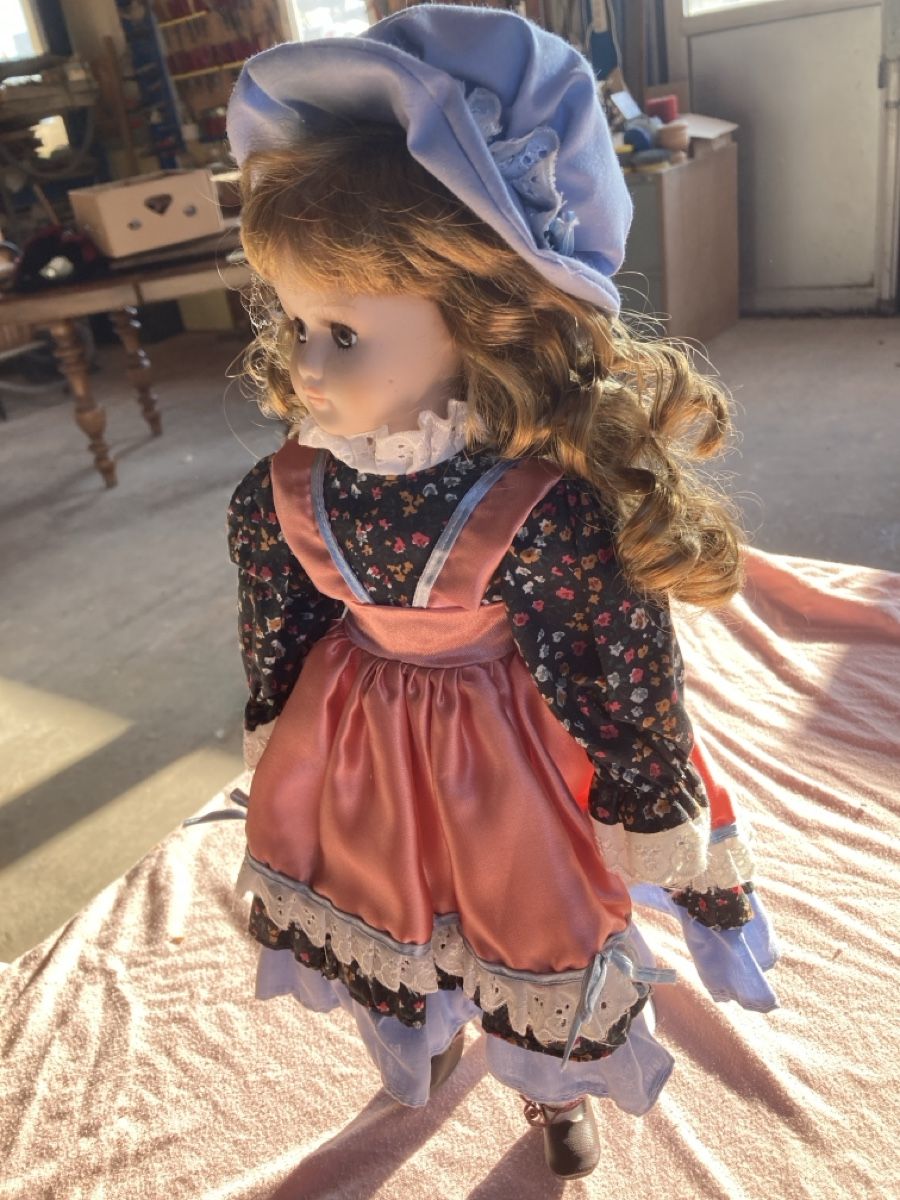 Poupée de collection en porcelaine, parfait état! (D'occasion) à Lully ...