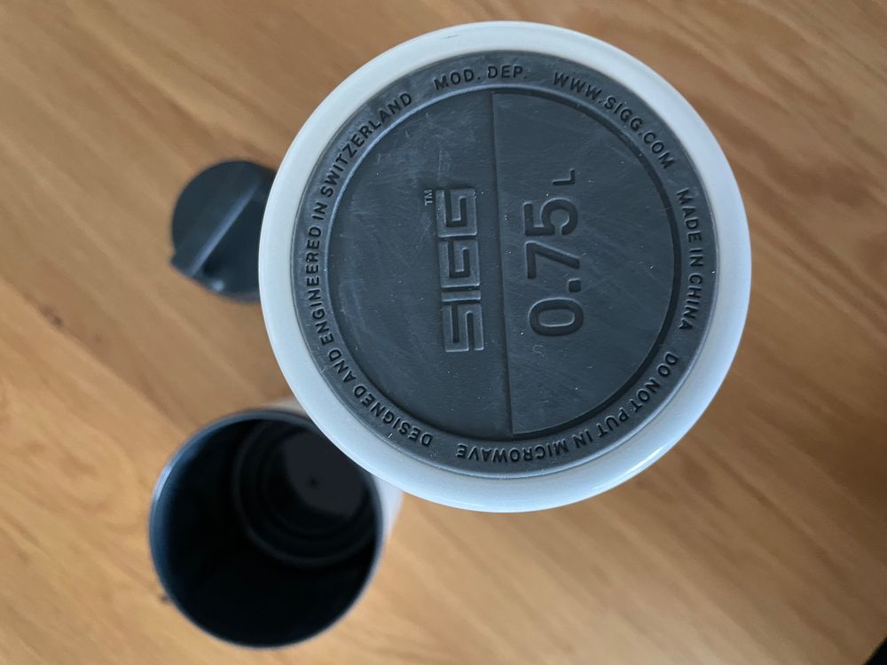SIGG x SWISS Thermosflasche mit Becher (0.75l) | Kaufen auf Ricardo