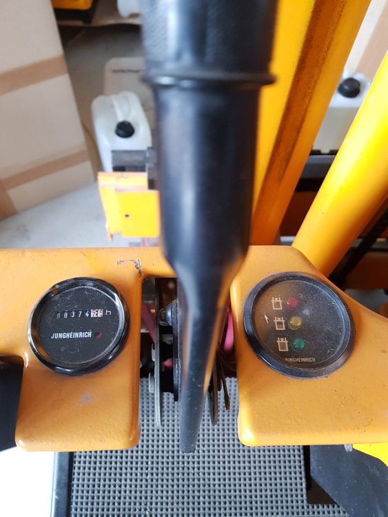 Hubstapler Jungheinrich EFGA 516 mit Ladestation (Gebraucht) in Alosen ...