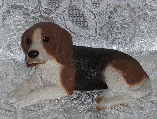 Sandicast schwere liegende Beagle-Hundeskulptur/Hund (Gebraucht) in ...