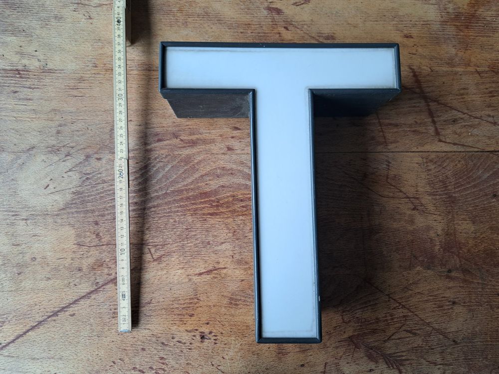 Leuchtbuchstaben "T" Metall und Plexiglas (Gebraucht) in Zürich für CHF ...
