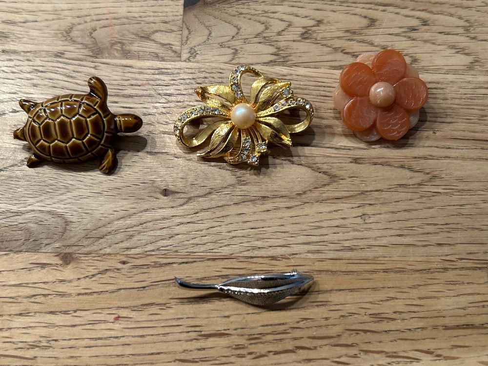 Broschen (Gebraucht) in Volketswil für CHF 2 – mit Lieferung auf ...