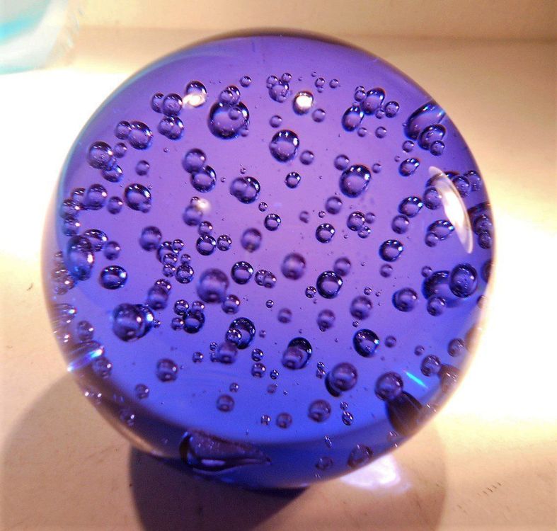 Glaskugel blau-violett mit Luftblasen | Kaufen auf Ricardo