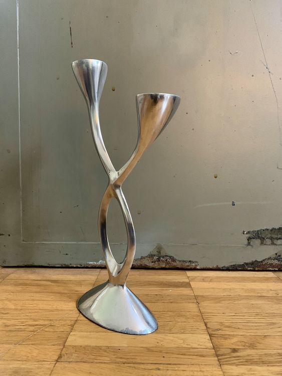 Zweiarmiger Kerzenständer, vermutlich von Matthew Hilton (Gebraucht) in ...