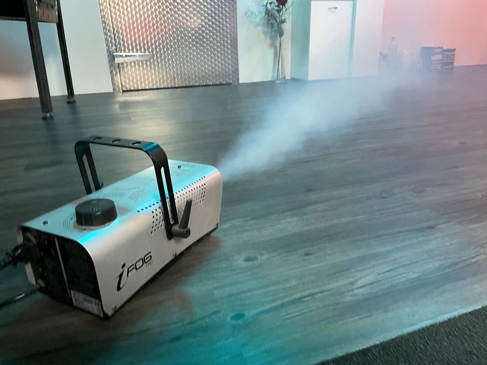 Nebelmaschine iFog 180 - 700 Watt - mit Nebel Fluid für 1.- (Gebraucht ...