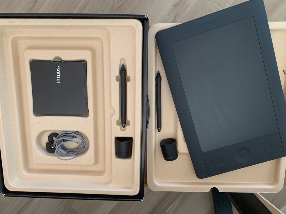 Wacom Intuos 5 touch MEDIUM avec 2 stylos (D'occasion) à Les Breuleux ...