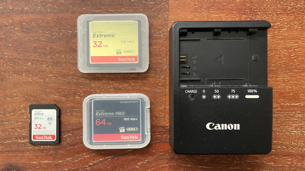 CF x 3 cards and Canon charger | Kaufen auf Ricardo