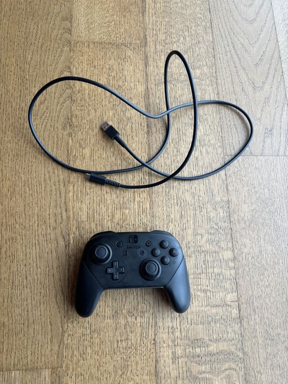 Pro Controller / mit Ladekabel / Nintendo Switch | Kaufen auf Ricardo