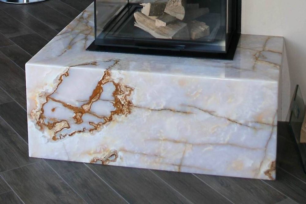 Super socle et banquette de cheminée en marbre onyx (D'occasion) à Cugy ...