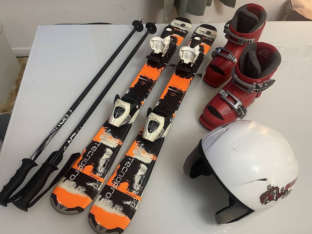 Set sci bambino 80cm +scarponi regolabili + casco (Usato) a Arogno per CHF 80 – con consegna ...