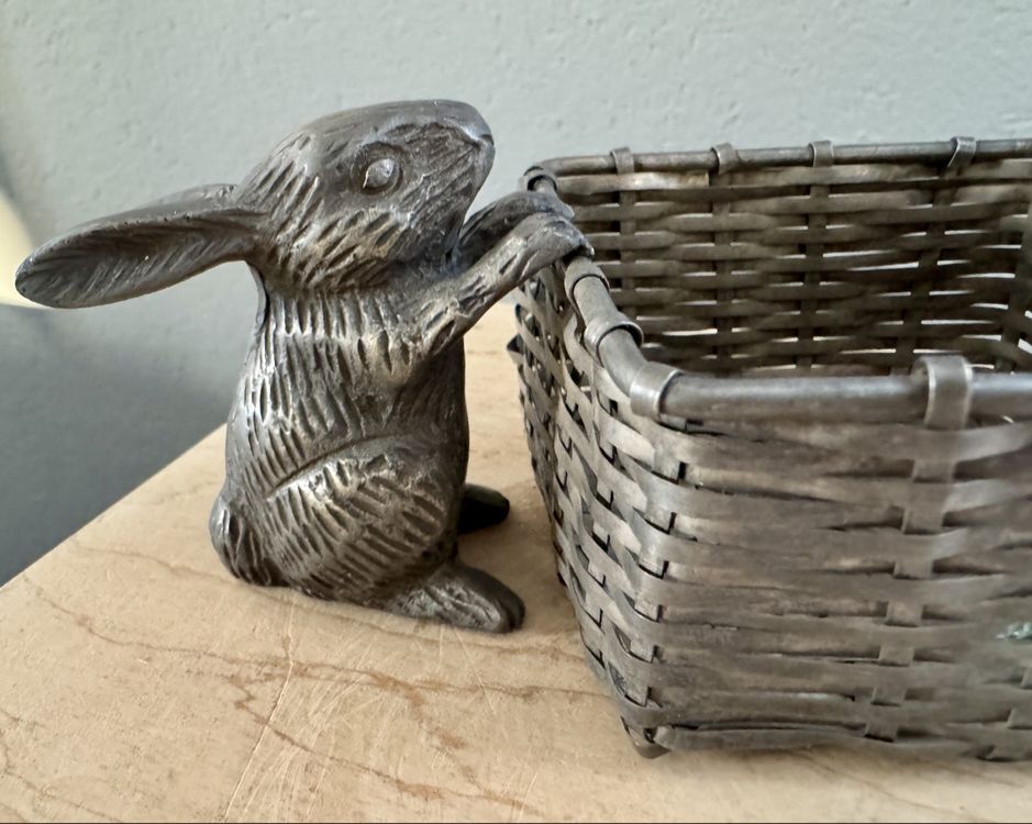 Kleiner Hase mit geflochtenem Korb Metall (Gebraucht) in Rothrist für ...