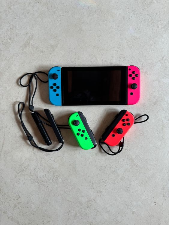 Nintendo Switch, 4 Controller, Inkl. Station, super Zustand (Gebraucht ...