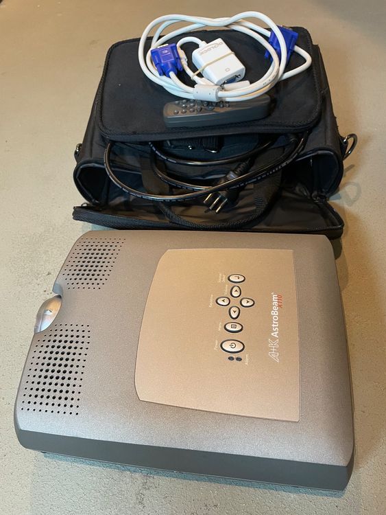 Anders+Kern - A+K AstroBeam X110 / Beamer mit Fernbedienung (Gebraucht ...