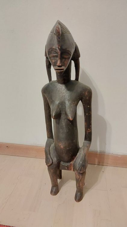 Antike Skulptur einer sitzenden Frau aus Afrika (Gebraucht) in Frutigen für CHF 40 – nur ...
