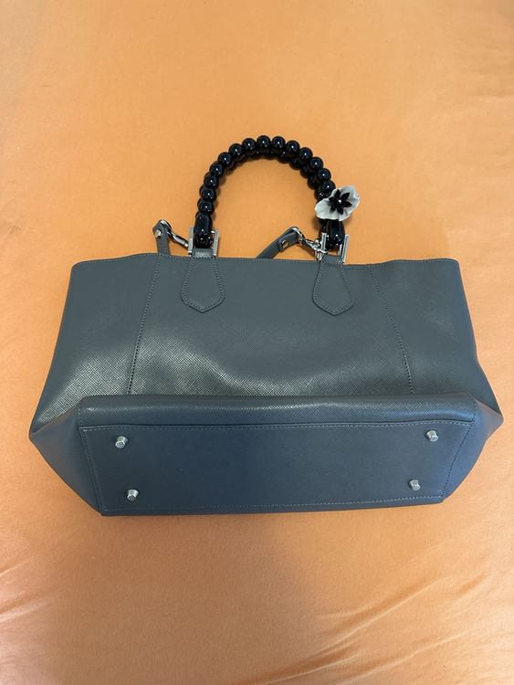 Elegante Tasche mit Perlenhenkel, grau (Gebraucht) in Schaan für CHF 10 ...